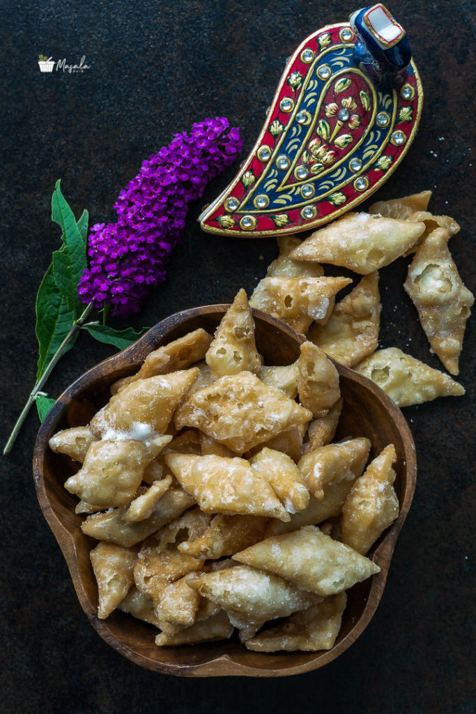 Sweet Shankarpali or Sweet Diamond Cuts | Shakkar Para - Masalakorb